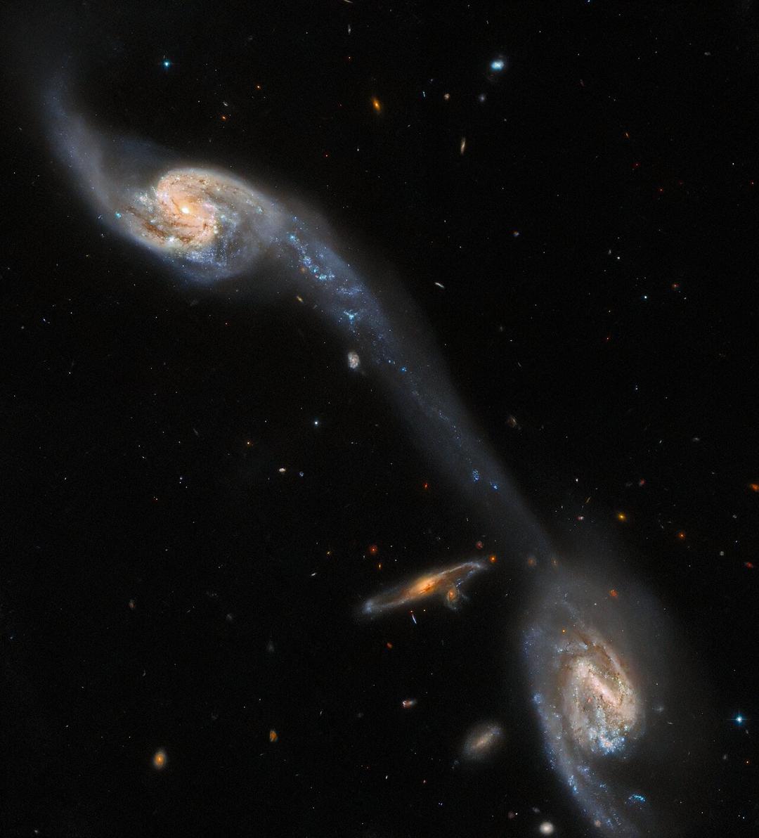 Hubble révèle des chapelets de centaines d'amas d'étoiles créés par des ...
