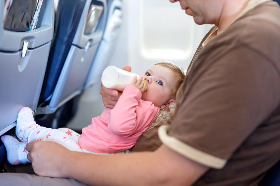 Voyager avec un nourrisson en avion : ce que vous devez absolument savoir