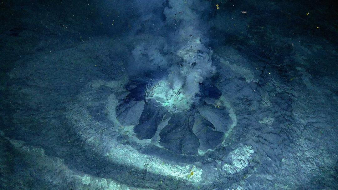 Ce volcan sous-marin crache autre chose que de la lave