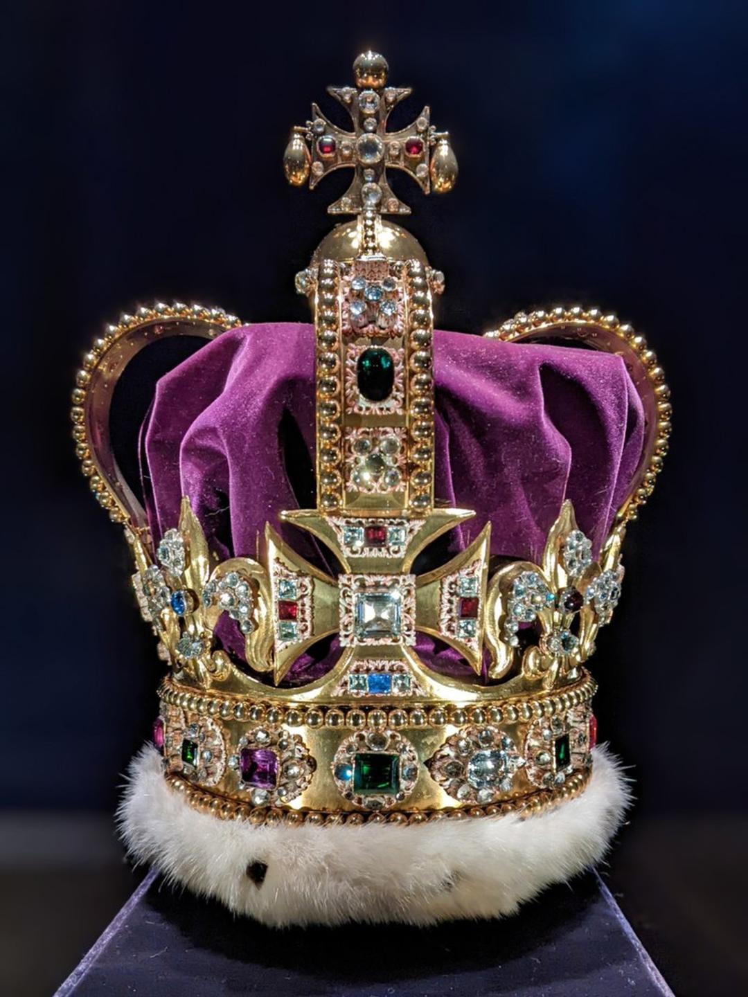 Quelles pierres précieuses ornent les joyaux de la Couronne britannique