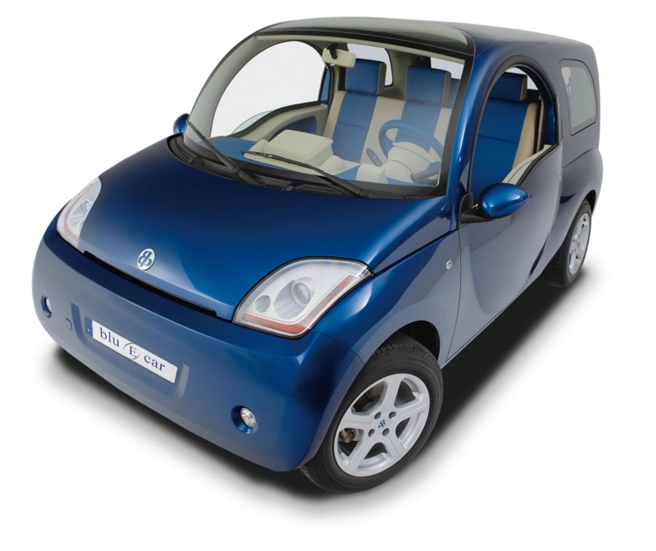 Blue Car, étonnante voiture électrique, est lancée sur les routes