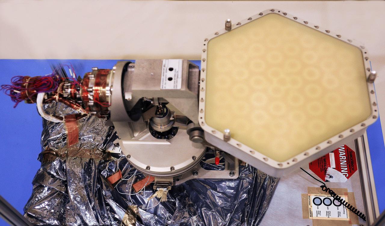 Les antennes de Curiosity, le robot géant prêt à partir vers Mars