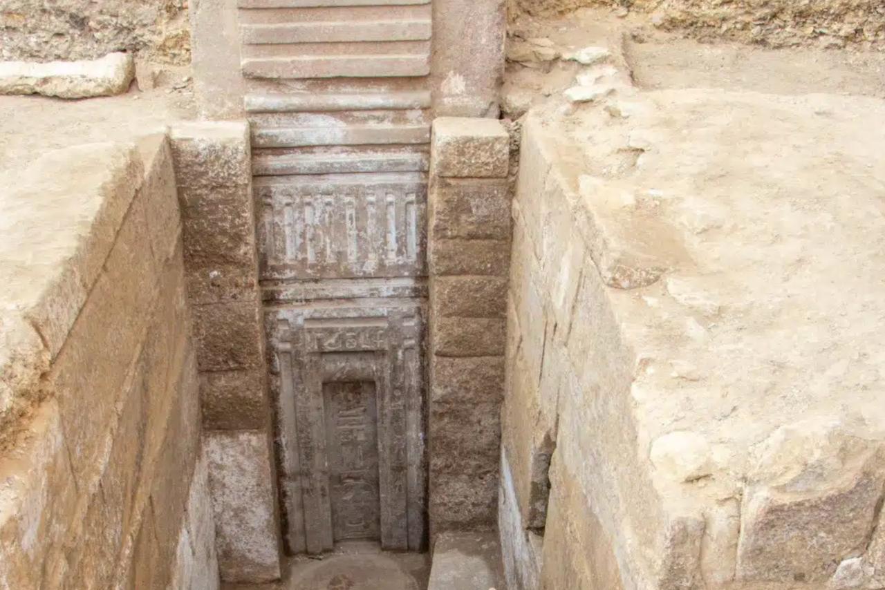 Les archéologues stupéfaits par une porte géante en granit rose dans ...