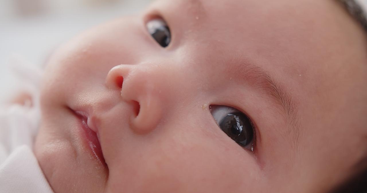 Patient bizarre : les yeux marron de ce bébé deviennent bleus après la ...