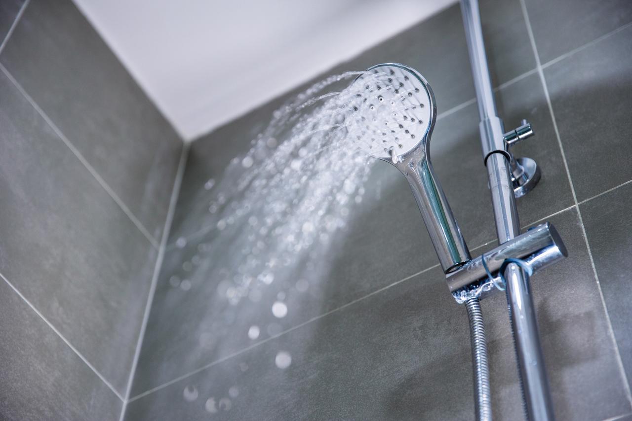 Faut-il vraiment se doucher tous les jours ? Les experts répondent