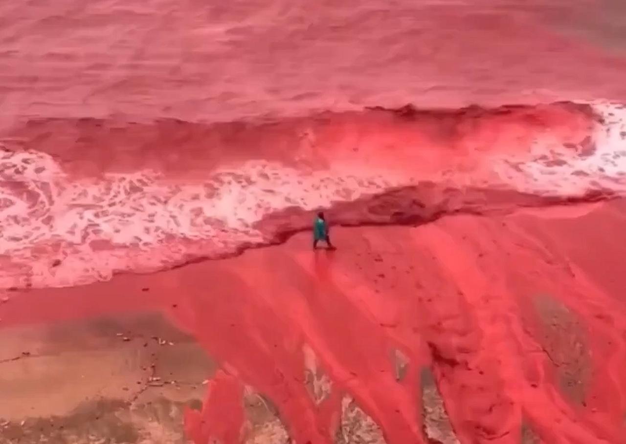 Une île et des plages rouges sang en Iran : ce que montrent les vidéos ...