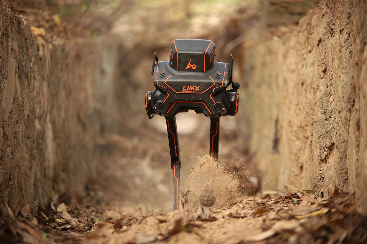 Cet étonnant robot bipède encaisse les coups et ne tombe (presque) jamais