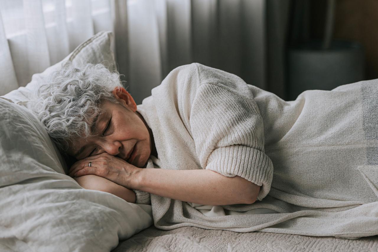 Maladie d’Alzheimer : le rôle essentiel du sommeil profond mis en ...