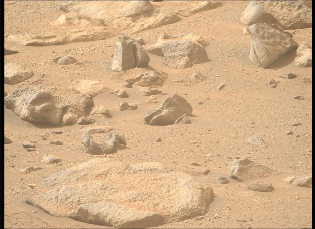 Mars : le rover Perseverance a pris un cliché troublant d’un rocher en ...