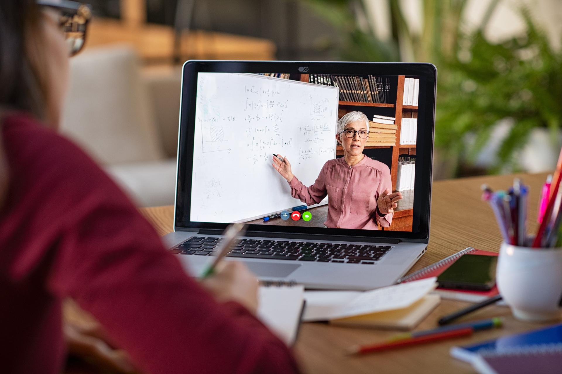 Pourquoi choisir les cours en ligne pour progresser à son rythme