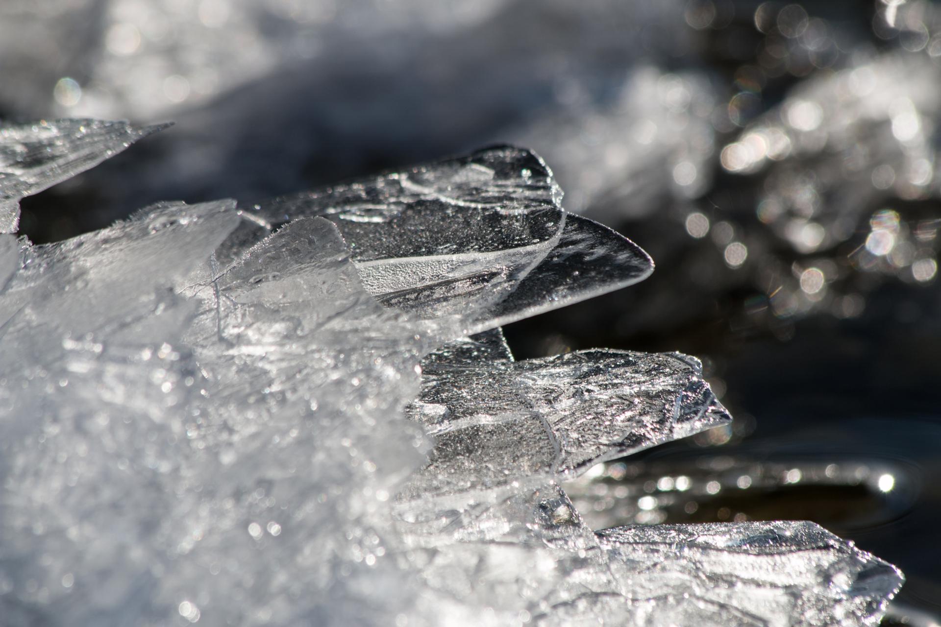 Pourquoi la glace prend-elle plus de place que l'eau liquide