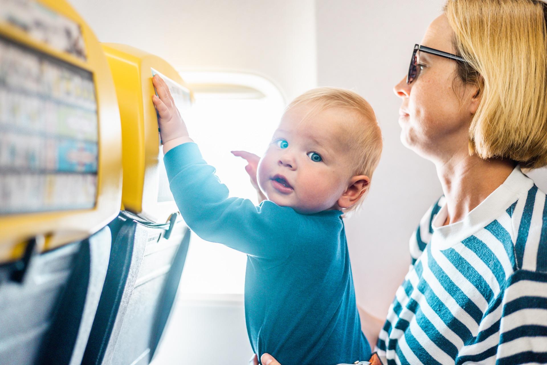 Voyager avec un nourrisson en avion : ce que vous devez absolument savoir
