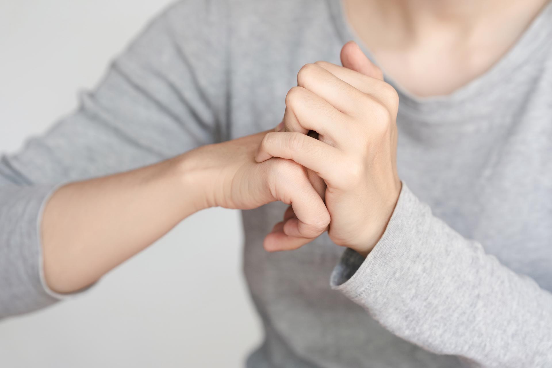 Se faire craquer les doigts est mauvais pour la santé, vrai ou faux
