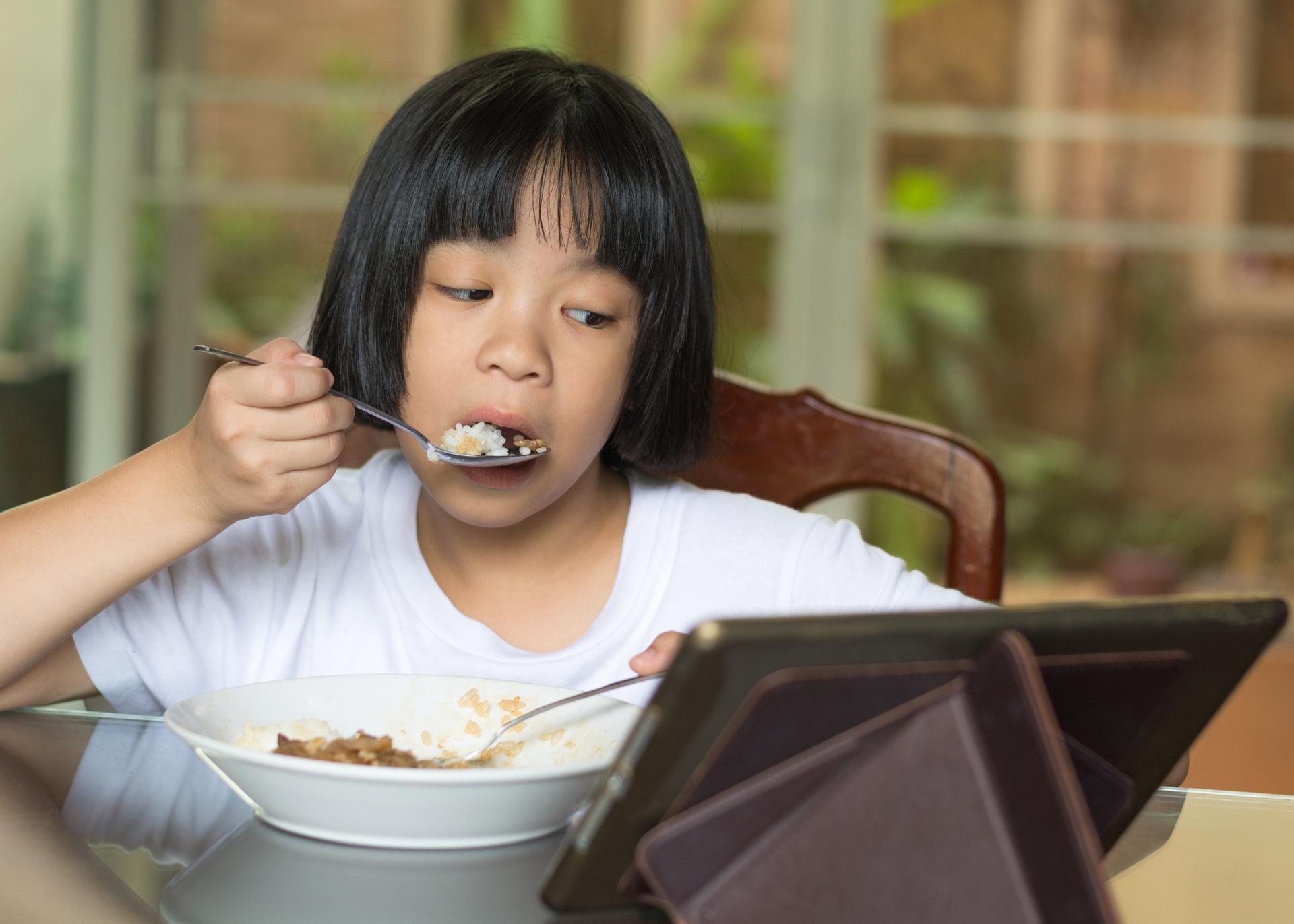 Pourquoi manger devant un écran est nuisible