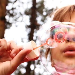 Testez la recette pour faire des bulles de savon parfaites