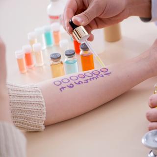 Quelles allergies provoquent des tâches rouges sur la peau