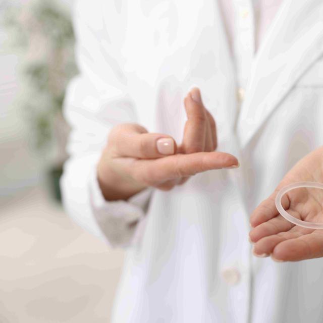 Anneau vaginal : mode d’emploi, inconvénients et contre-indications
