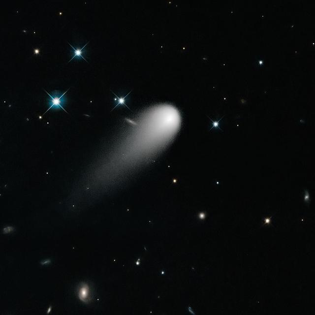 Hubble observe l’improbable, une comète se fragmente au moment exact de ...