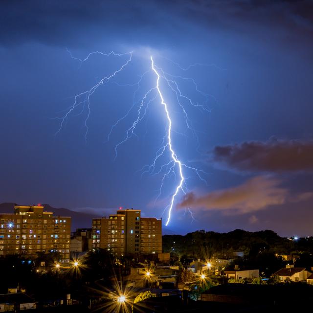Phénomène météo extraordinaire : des éclairs sous un ciel clair