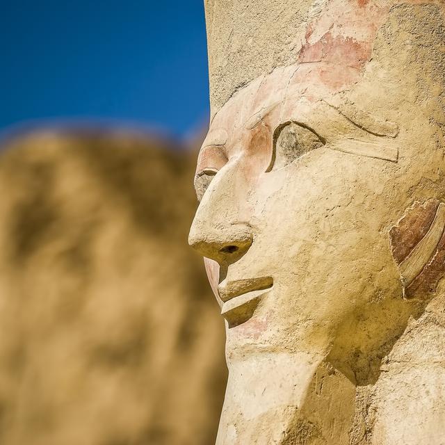 Les archéologues stupéfaits par une porte géante en granit rose dans ...