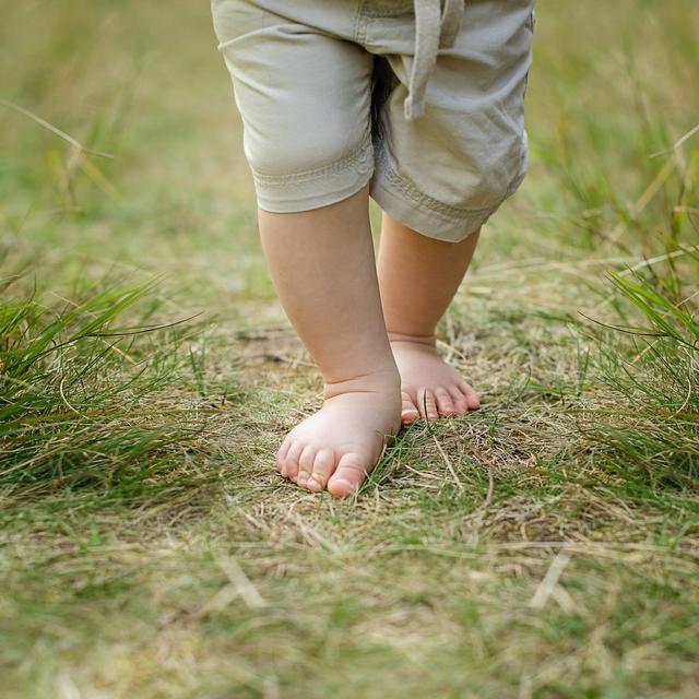 Marcher pieds nus est bon pour vos pieds