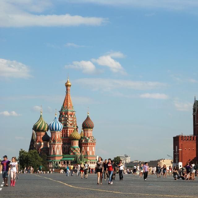 Quels monuments peut-on voir sur la place Rouge à Moscou