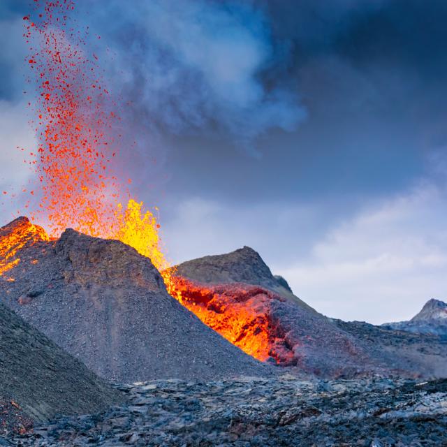 Une impressionnante colonne éruptive de plus de 10 km de haut : le ...