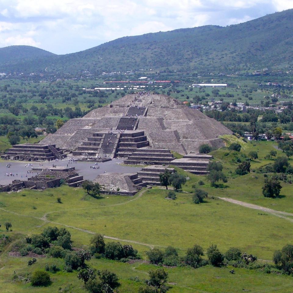 La « pyramide de la Lune » à Teotihuacan pourrait être alignée avec le ...