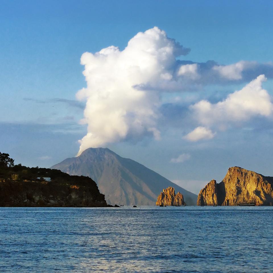 Le Stromboli s'embrase et l'Etna se prépare : deux géants se déchaînent ...