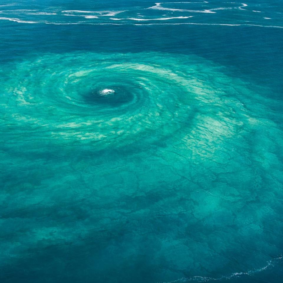 C’est du jamais vu : un drone révèle une « tornade sous-marine » géante ...