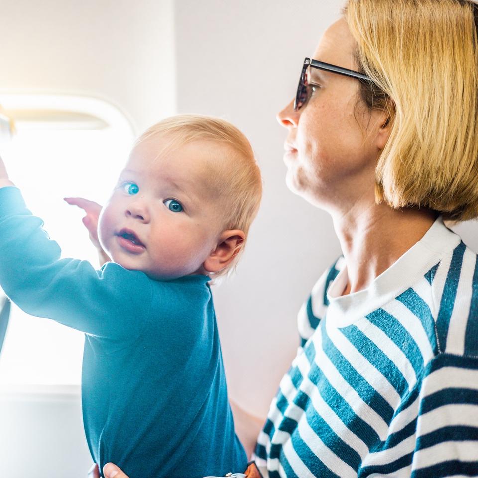 Voyager avec un nourrisson en avion : ce que vous devez absolument savoir