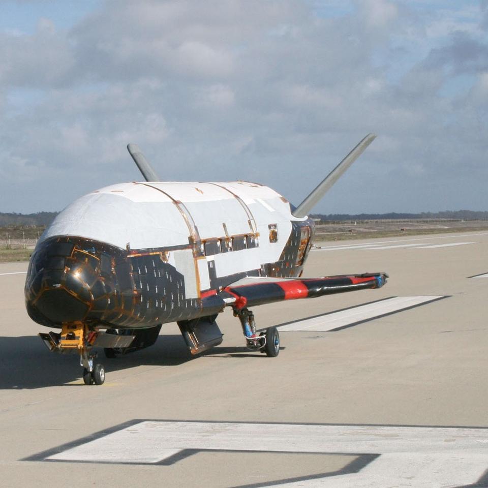 Le mystérieux X-37B revient sur Terre après 670 jours en orbite