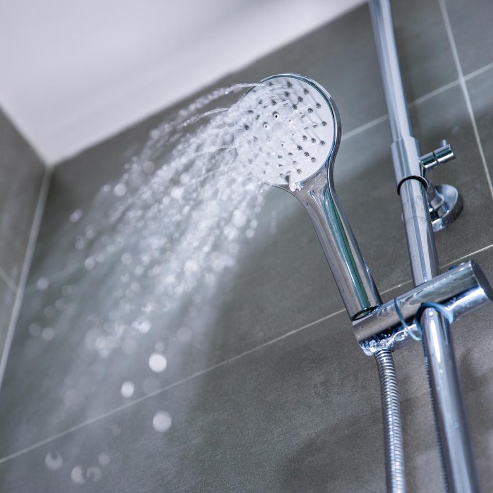 Faut-il vraiment se doucher tous les jours ? Les experts répondent