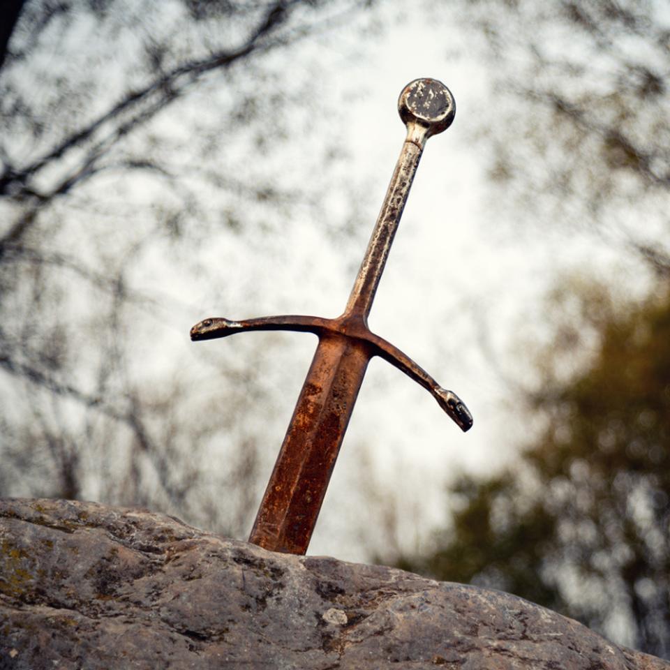 Plantée comme dans la légende d’Excalibur, cette épée révèle un secret ...