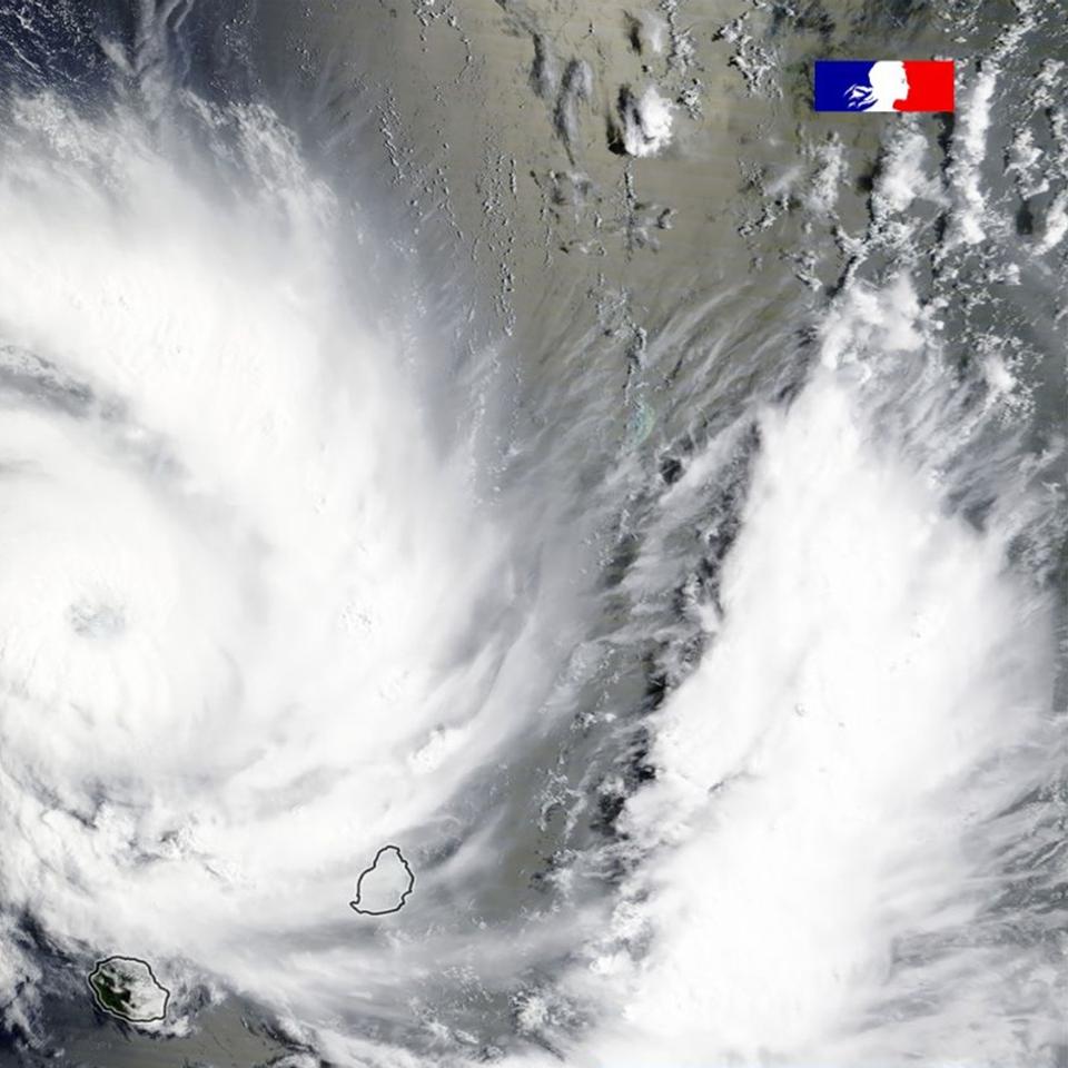 La Réunion en alerte violette : le cyclone Garance a semé le chaos avec ...