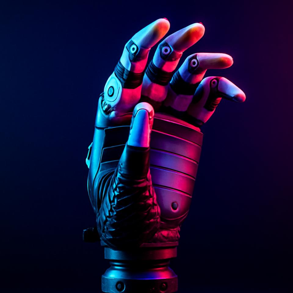Cette main bionique délègue la finesse du geste à l’IA, et change la ...