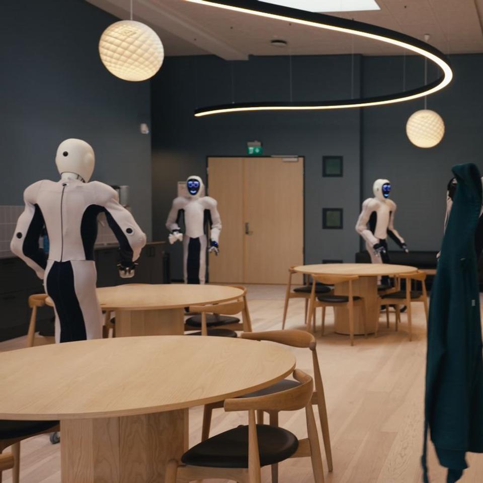En vidéo : le robot humanoïde Eve obéit à la voix et enchaine les tâches