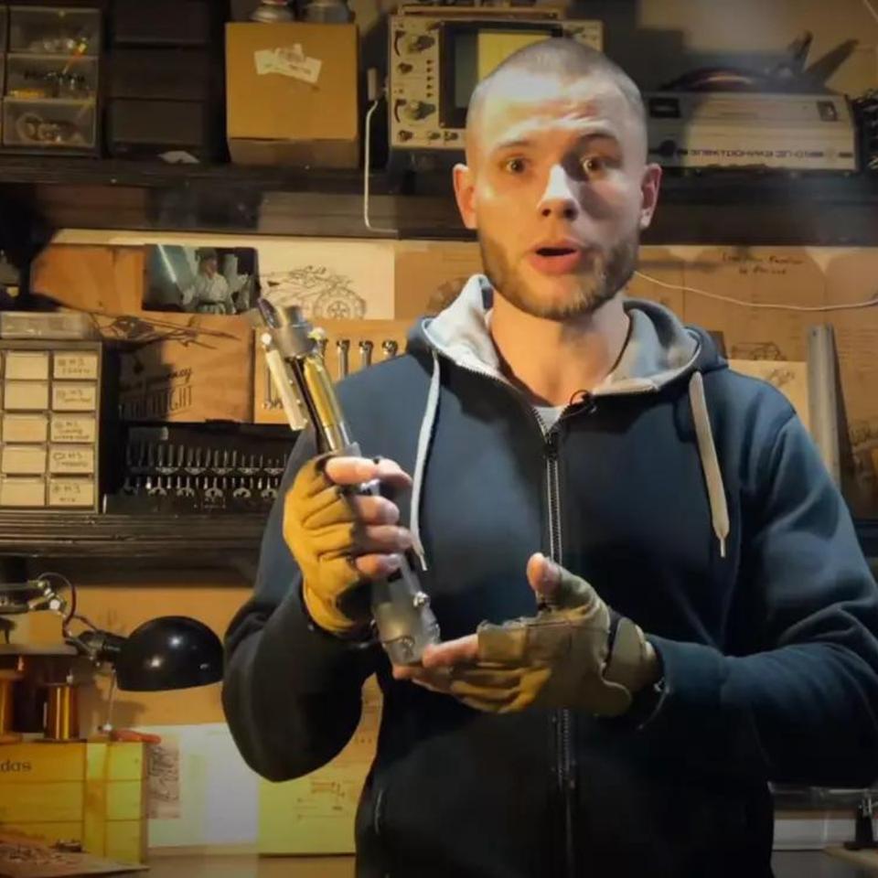 Un Youtubeur a construit son propre sabre laser qui coupe vraiment