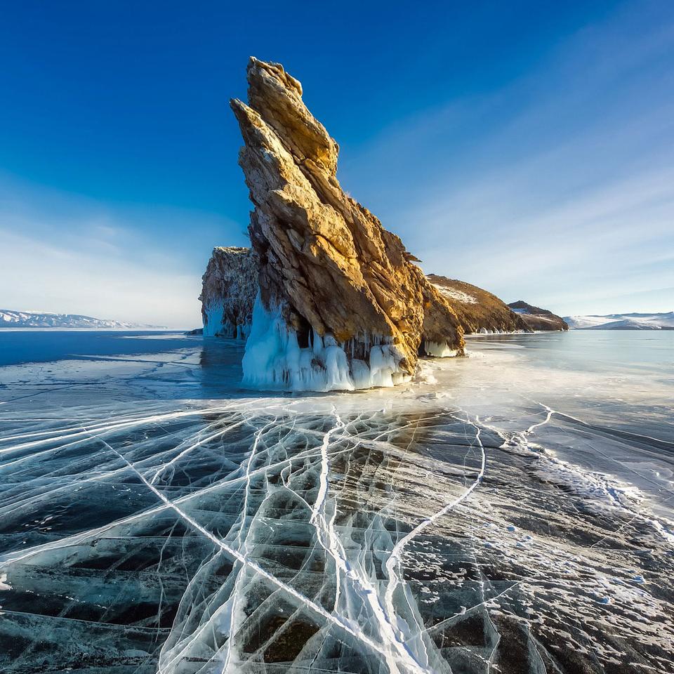 Lac Baïkal en Russie : l'île d'Ogoya prise dans les glaces