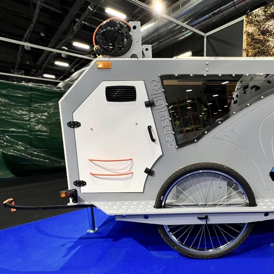Une mini-caravane pour vélo géniale et toute équipée