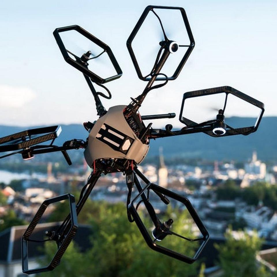 Un drone prêt à toutes les acrobaties grâce à ses 6 rotors pivotants
