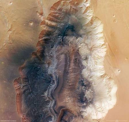 En images : Hebes Chasma, une cuvette dans une faille martienne